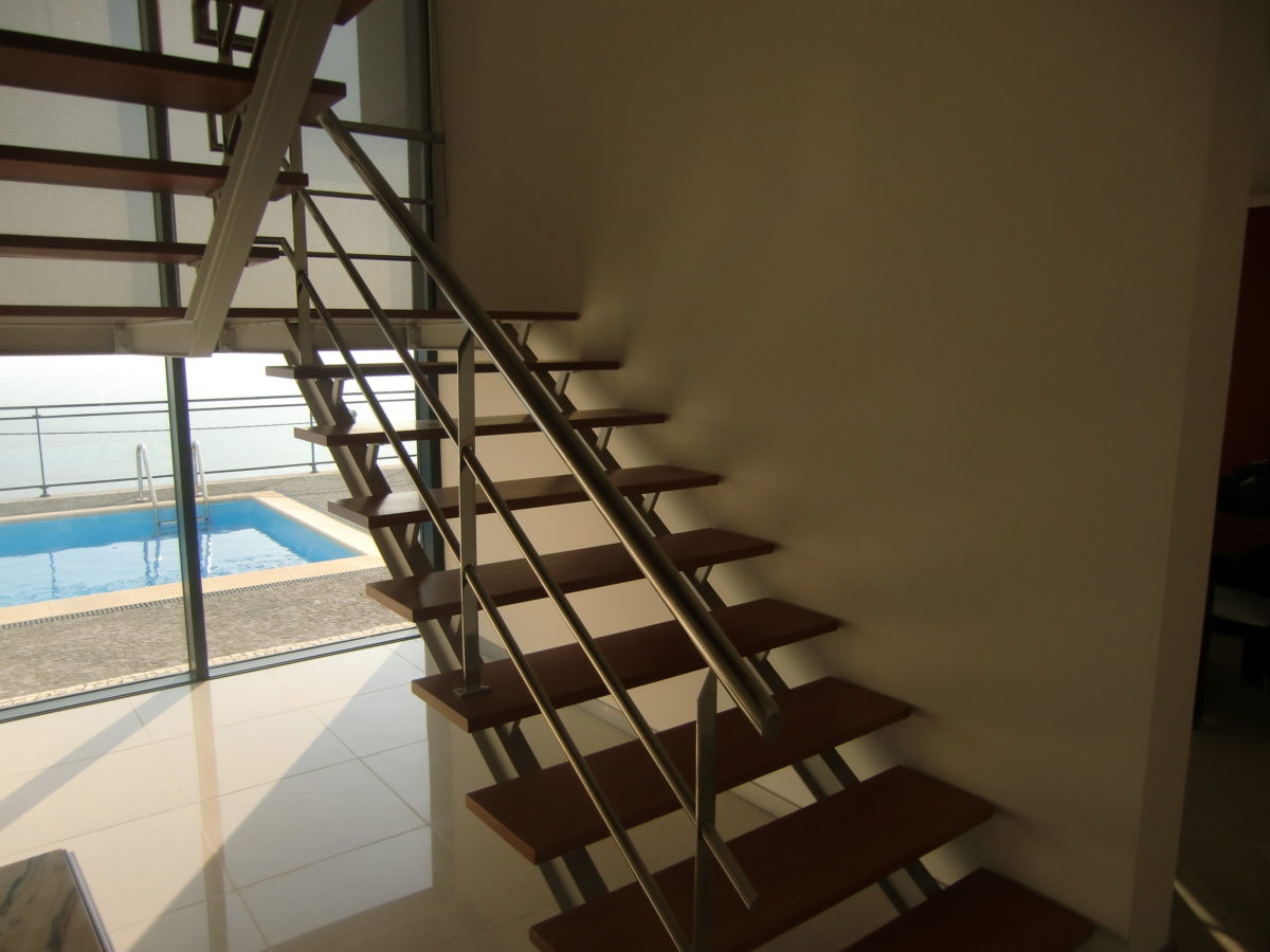 Escadas Com Vigas Metálicas E Varanda Em Inox - Pinto & Filho, LDA