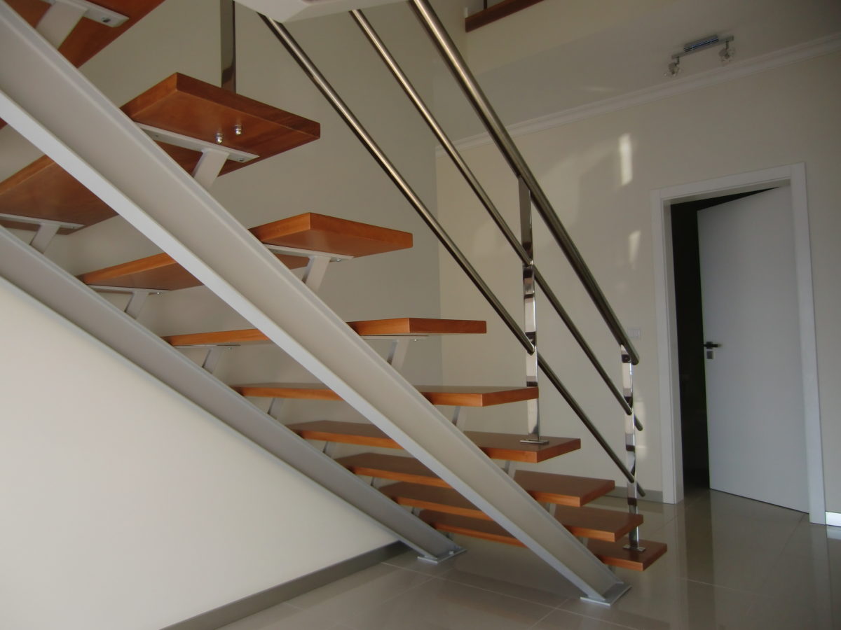 Escadas Com Vigas Metálicas E Varanda Em Inox - Pinto & Filho, LDA