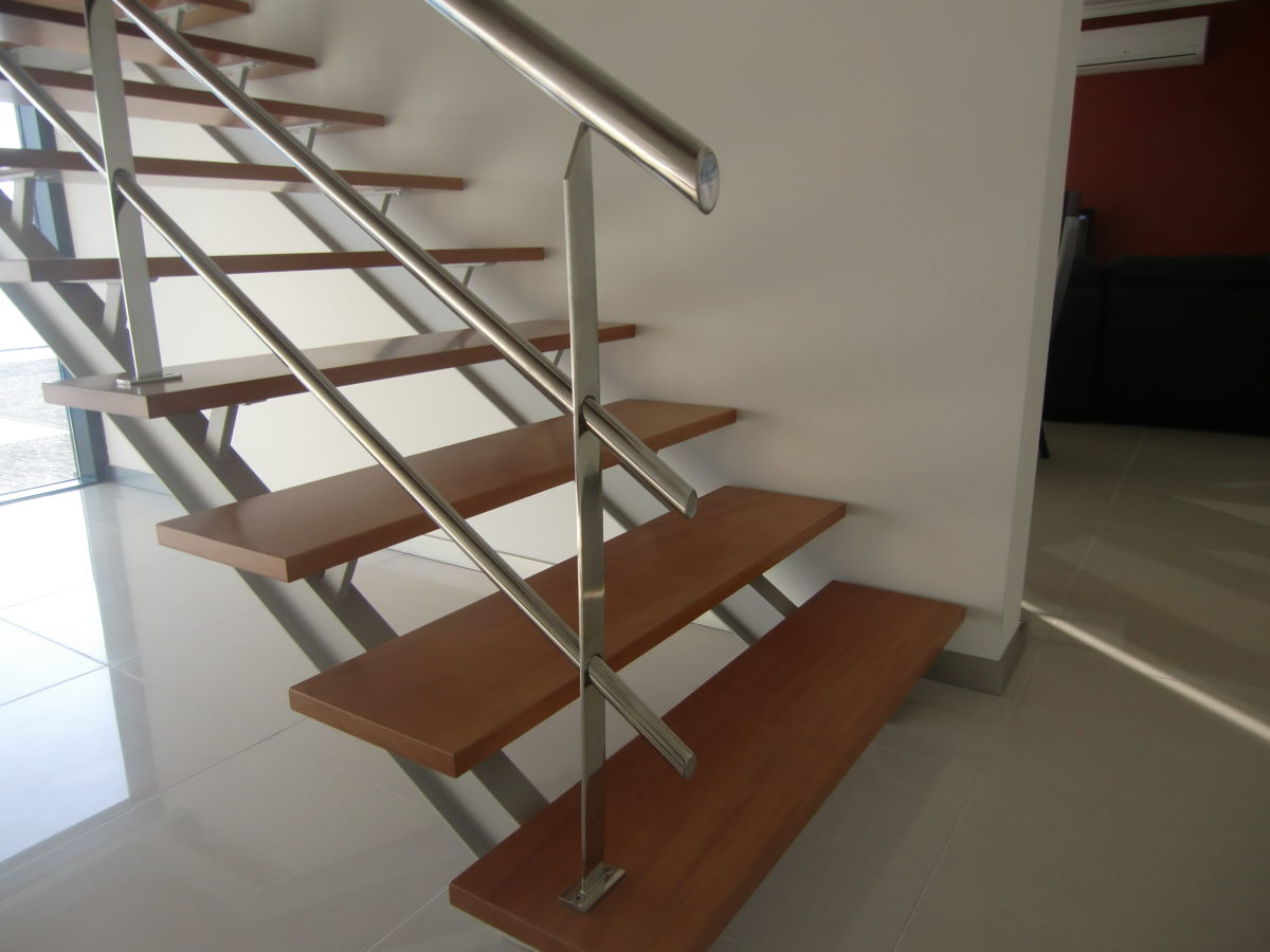 Escadas Com Vigas Metálicas E Varanda Em Inox - Pinto & Filho, LDA