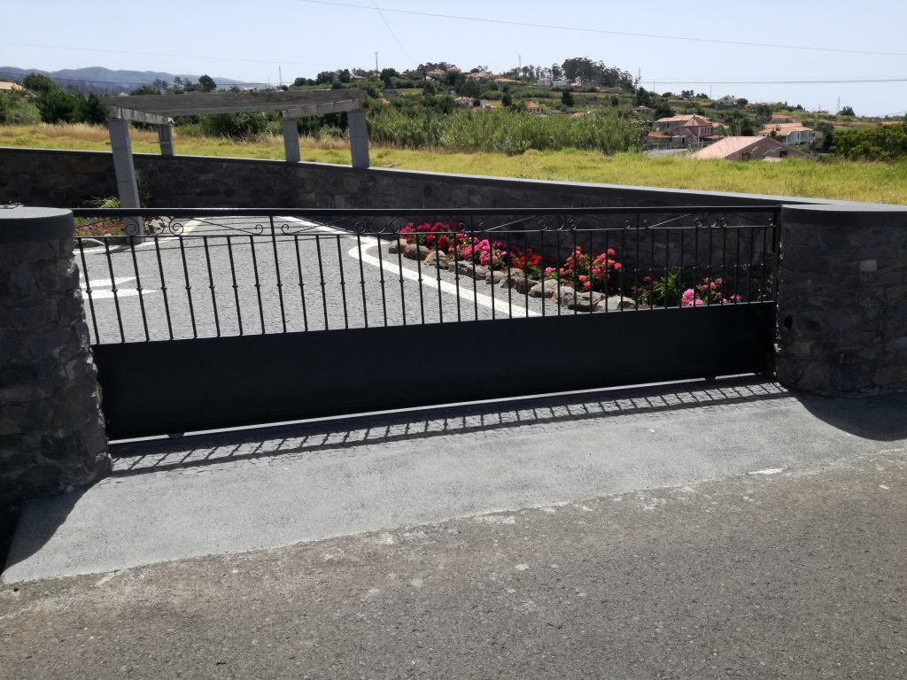 Iron door - Pinto & Filho, LDA